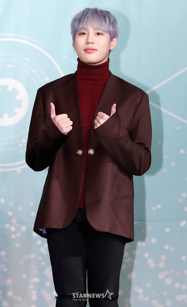 포토 하성운 양손 엄지 척