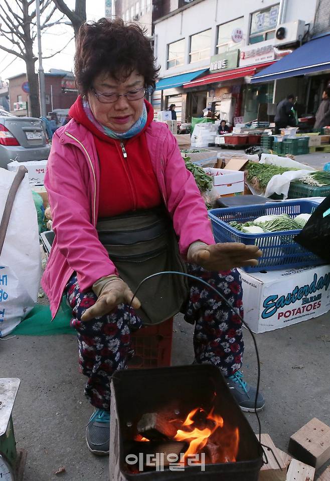 포토 겨울 추위 몸 녹이는 상인