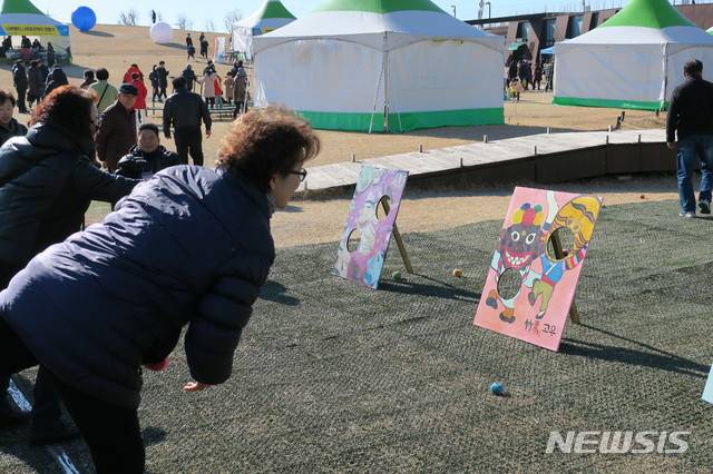 콩주머니 던지기 놀이는 즐기는 관람객들