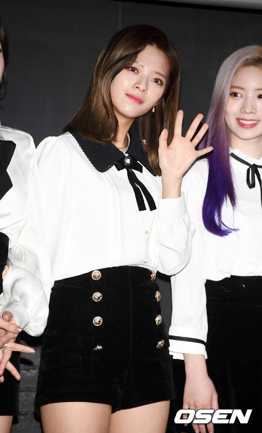 트와이스 정연빠져드는 눈빛으로 손인사 사진