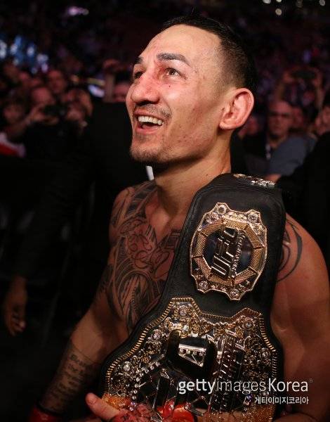 '유효타 236회' 할로웨이, 오르테가에 4R TKO 승리