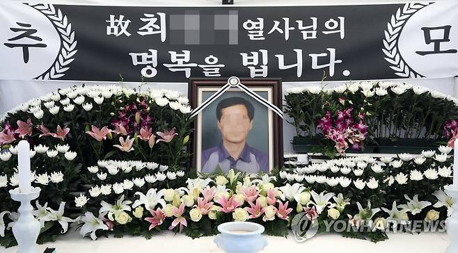 국회 앞에 설치된 카풀 반대 분신 택시기사 분향소