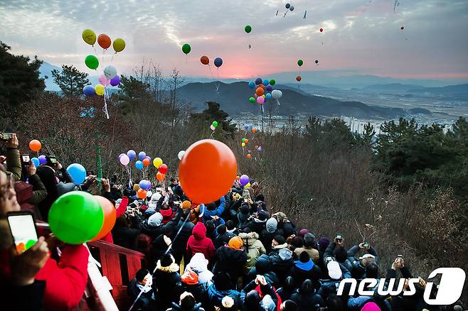 새해 첫 일출에 날려지는 소원풍선