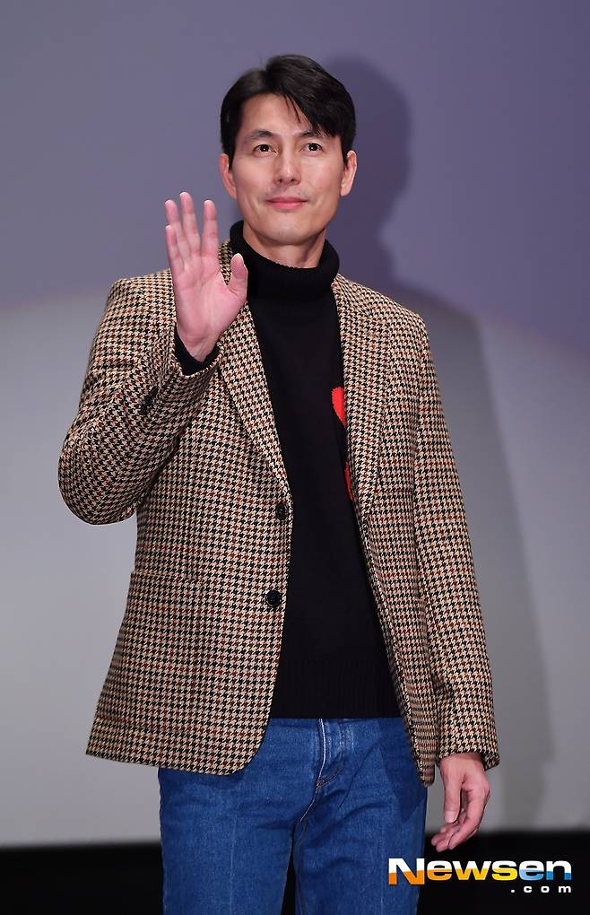 정우성 팬 향해 손인사 포토엔hd