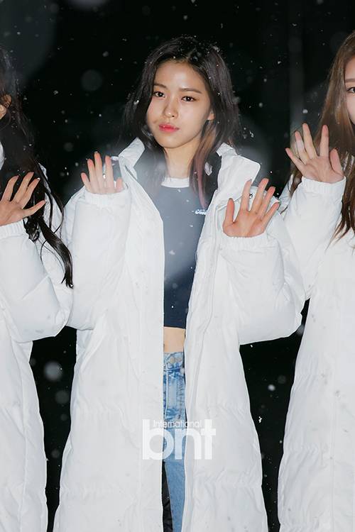 [bnt포토] itzy 류진 '폭설에 복근 노출'
