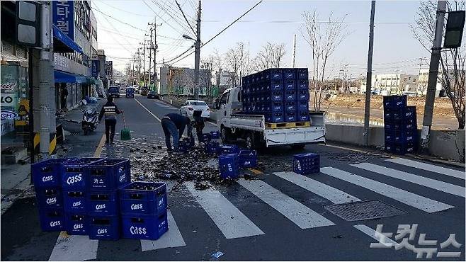부산서 화물차에 실린 맥주병 상자 와르르