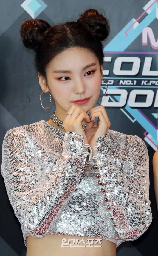 포토 있지 예지 뿌까머리도 스타일리시하게