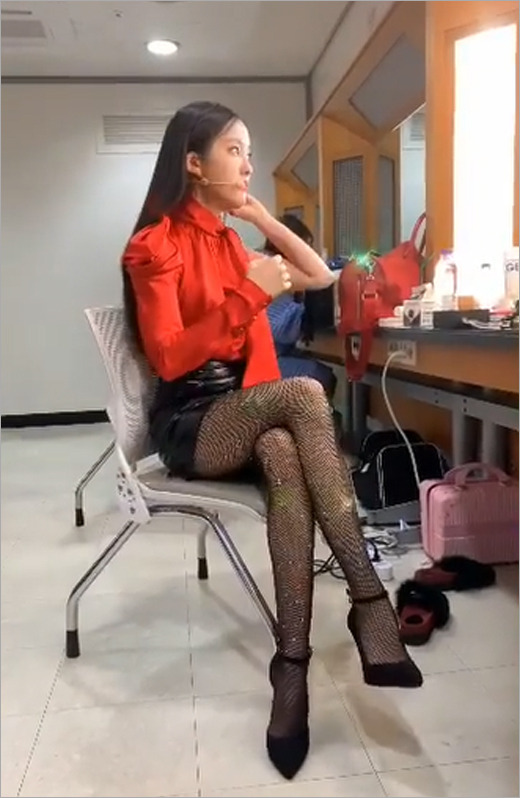 효민 망사 스타킹 대기실서 뽐낸 섹시 패션