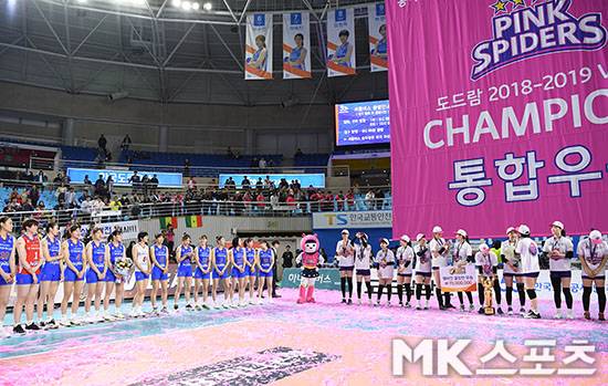 도로공사 챔피언 흥국생명 축하하는 동업자 정신 Mk포토