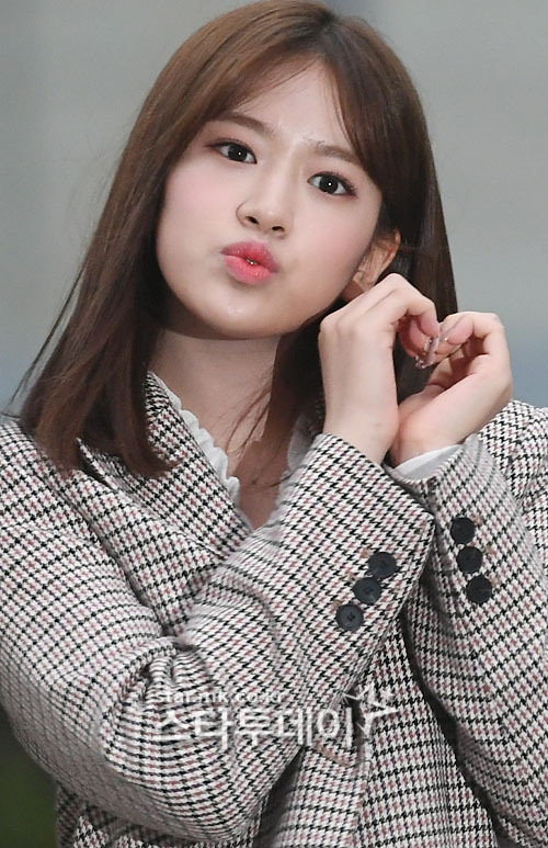 포토 안유진 귀여운 하트입술