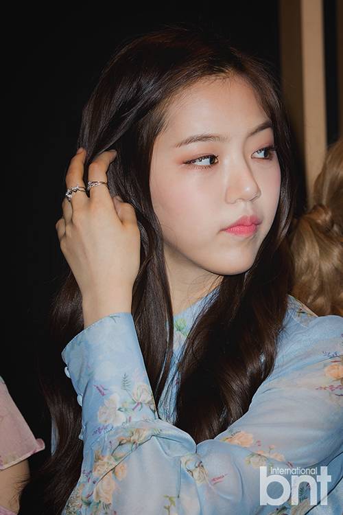 [bnt포토+] '180도의 완벽함' 공원소녀 레나 '각도를 지배하는 예쁨'