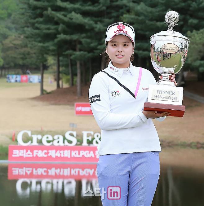 [포토] 최혜진 '41회 KLPGA 챔피언십 우승컵 번쩍'