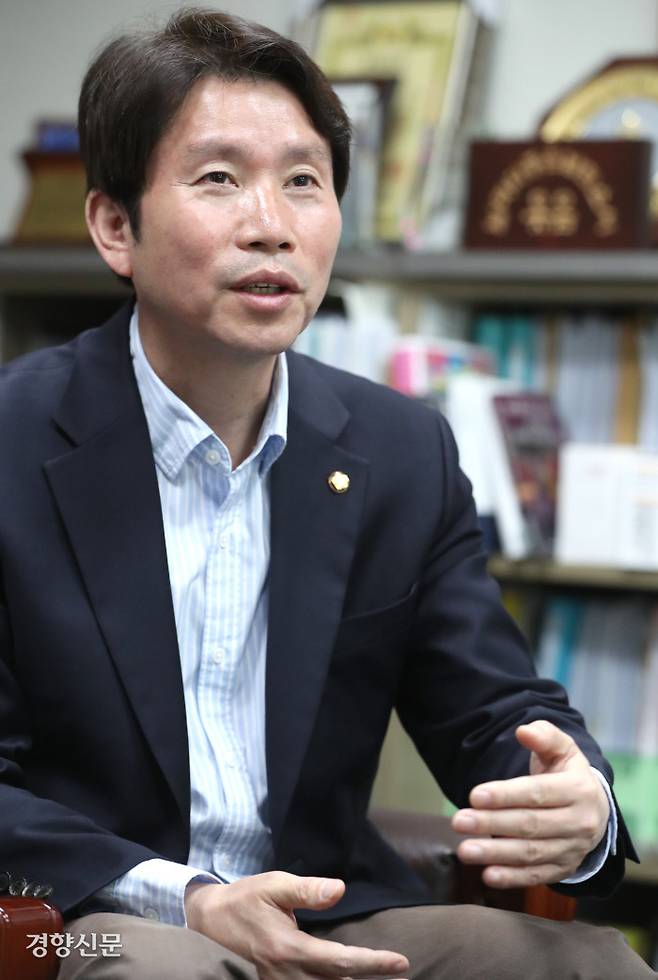 ① 이인영 젊은층 관심에 응답 안 하면 진보 기성세대도 꼰대일 뿐 민주당 원내대표 후보 인터뷰