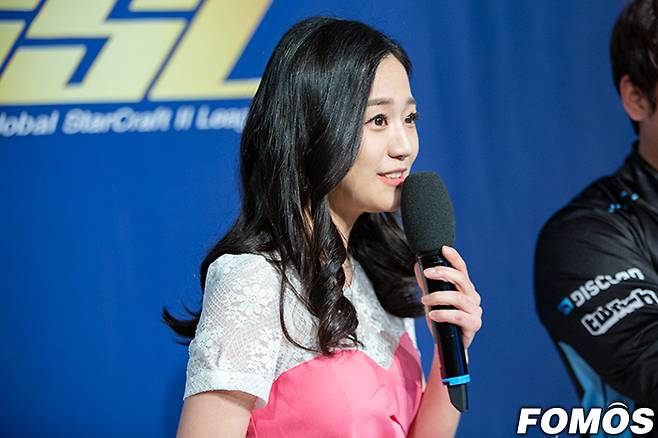 포토 Gsl 문규리 아나운서 32강 G조 1위는 박령우입니다