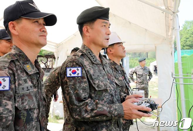드론 조종 실습 훈련 체험하는 서욱 육군참모총장
