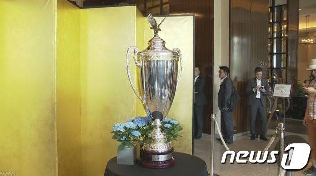 日스모 우승자 받을 트럼프杯는 독수리 장식 은색 트로피