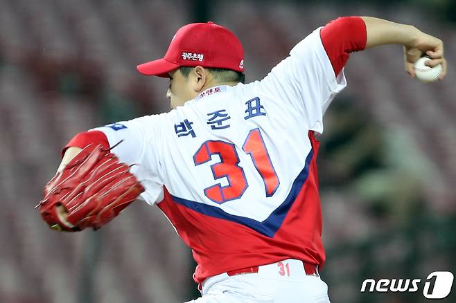 역투하는 Kia 박준표