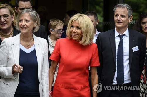 마크롱 부인 우린 터프한 부부좋은 말만 하진 않아