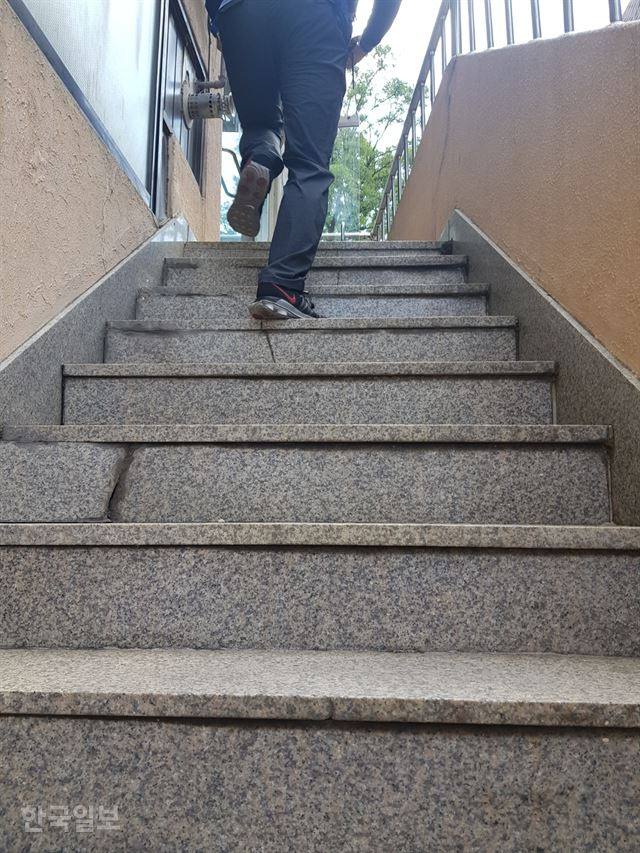 우편 한 개에 2초 배달 컵라면 식사 집배원 일과 따라가보니