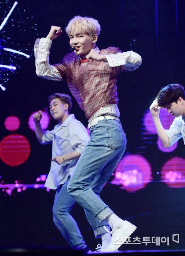 [ST포토] JBJ95 켄타, '앙증맞은 포인트 안무'