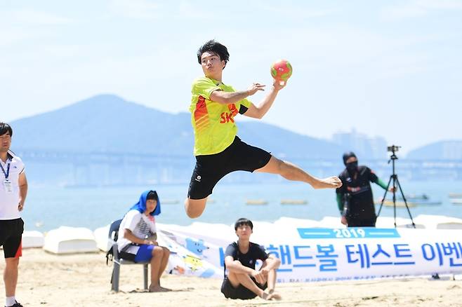 해변으로 간 핸드볼 2점슛 재미가 쏠쏠