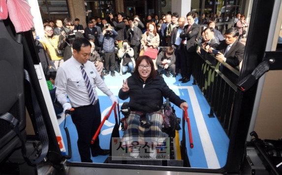 이동 권리 더 보장을 휠체어 탑승 고속버스 첫 시범운행