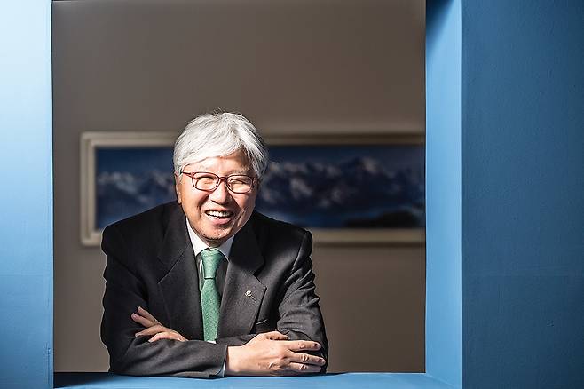 Hot Focus 이인정 회장 한국 최초로 국제산악연맹 명예회원 되다