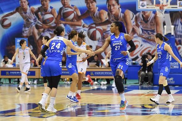 '박혜진-그레이 20P+' 우리은행, KEB하나 꺾고 위성우 감독에게 200승 안겨