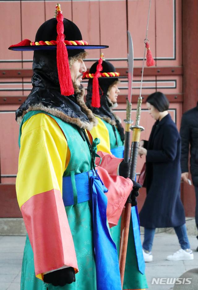 털모자 쓴 덕수궁 수문장