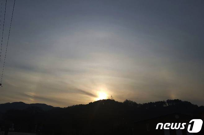 노을과 함께 나타난 햇무리