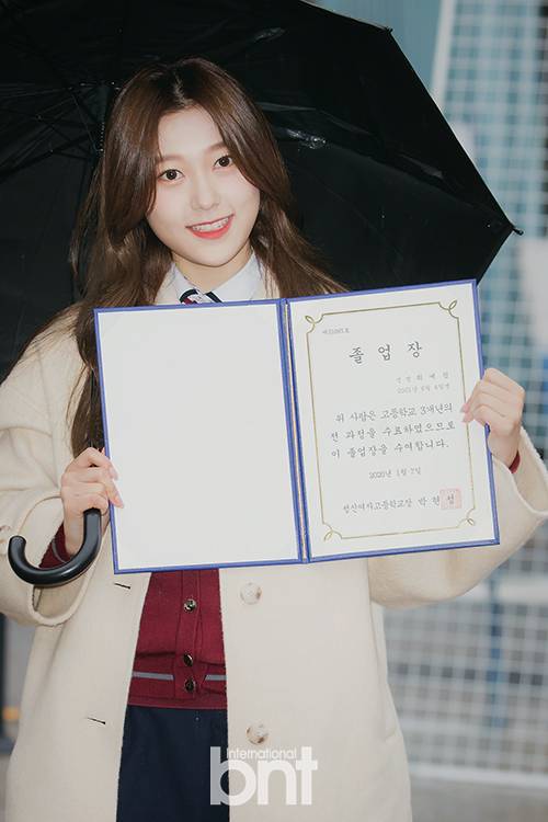 Bnt포토 이달의 소녀 최리 최예림의 빛나는 졸업장