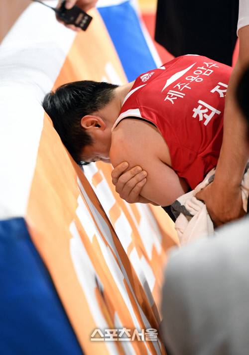 포토 오리온 최진수 리바운드 과정에서 어깨 부상