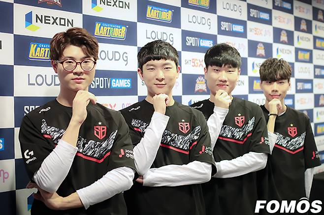 포토 4연승 쌓은 샌드박스 게이밍 고심하는 포즈
