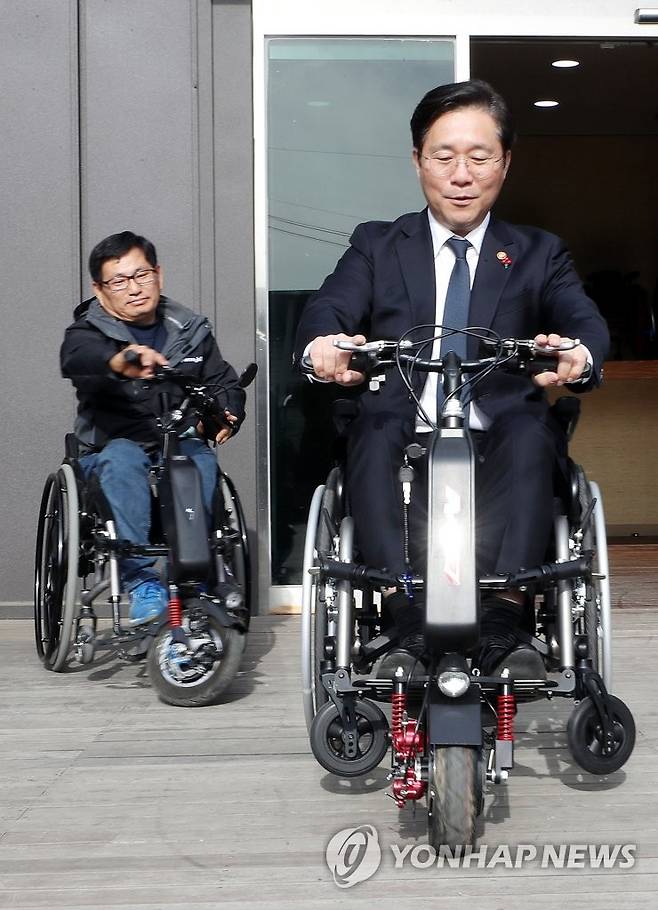 전동키트 장착한 휠체어 탄 성윤모 장관