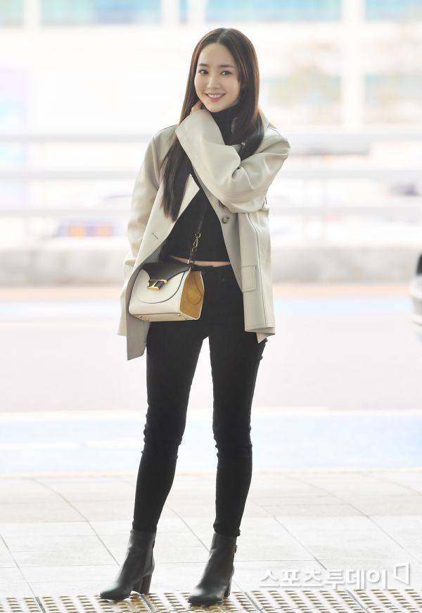 St포토 박민영 각선미 뽐낸 스키니핏