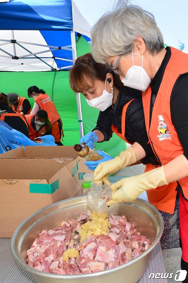 화보 통닭 400마리 닭강정 의료진에 전한 포항 사랑의밥차