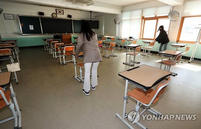 학교 개학 후 확진자 나오면역학조사 결과 때까지 등교 중지