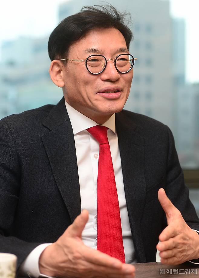 법조 이사람 법복 벗고 부동산 금융 전문가로윤경 아하에셋 대표