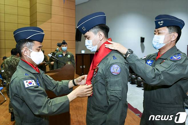 공군1전비 빨간 마후라 20명 배출고등비행교육과정 수여식
