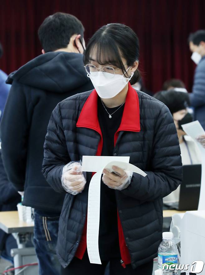 생애 첫 투표 하는 학생 유권자