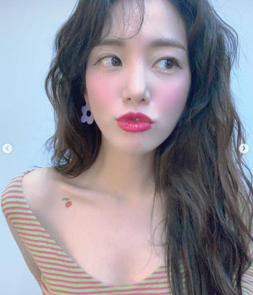 '보일듯 말듯' 이유비, 쇄골 아래 타투로 러블리한 매력 UP[★SNS]