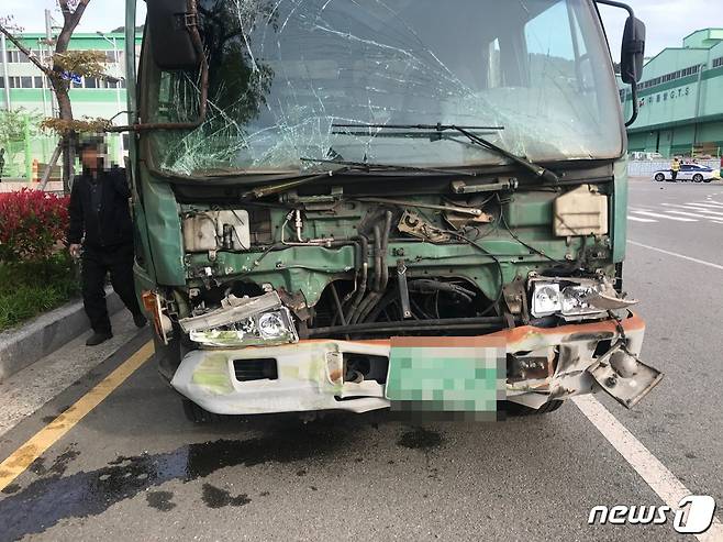 부산 교차로서 폐기물 청소차 마을버스 추돌17명 부상