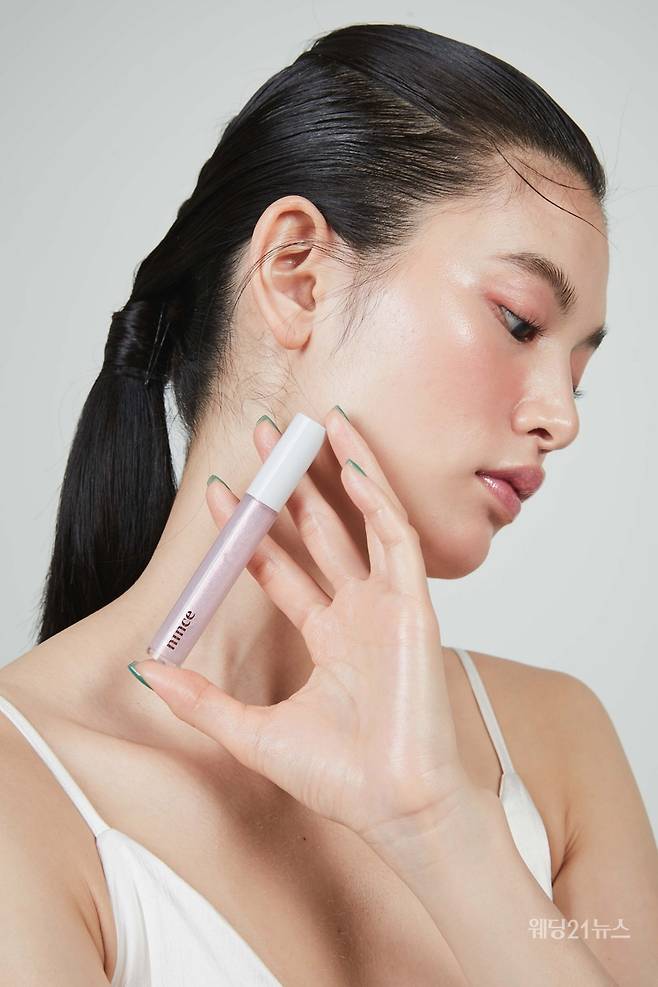 섬세하게 빛나는 투명 광채 속광메이크업 힌스 글로우 업 컬렉션 제안