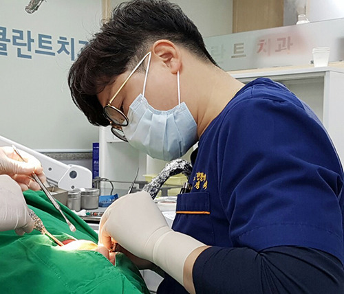 부모님의 상실한 치아 임플란트틀니가 효율적인 대안