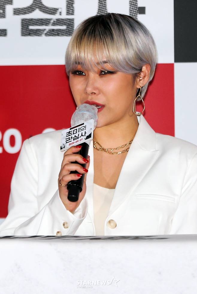 포토 치타 수록곡의 주제는 편견