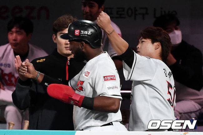 강백호 로하스 머리를 쿵 사진
