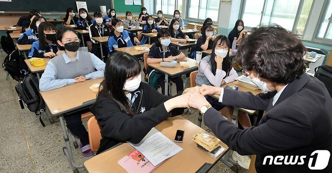 전북 고3 첫 등교 학교가 그리웠어요너무 좋아요