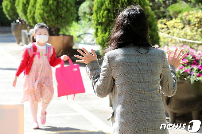 초교 등교개학 첫날코로나19 염려에 학부모들 근심 가득