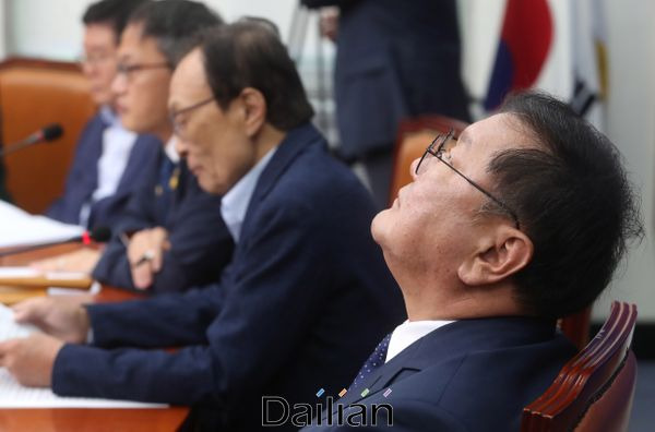 고개 뒤로 젖힌 김태년