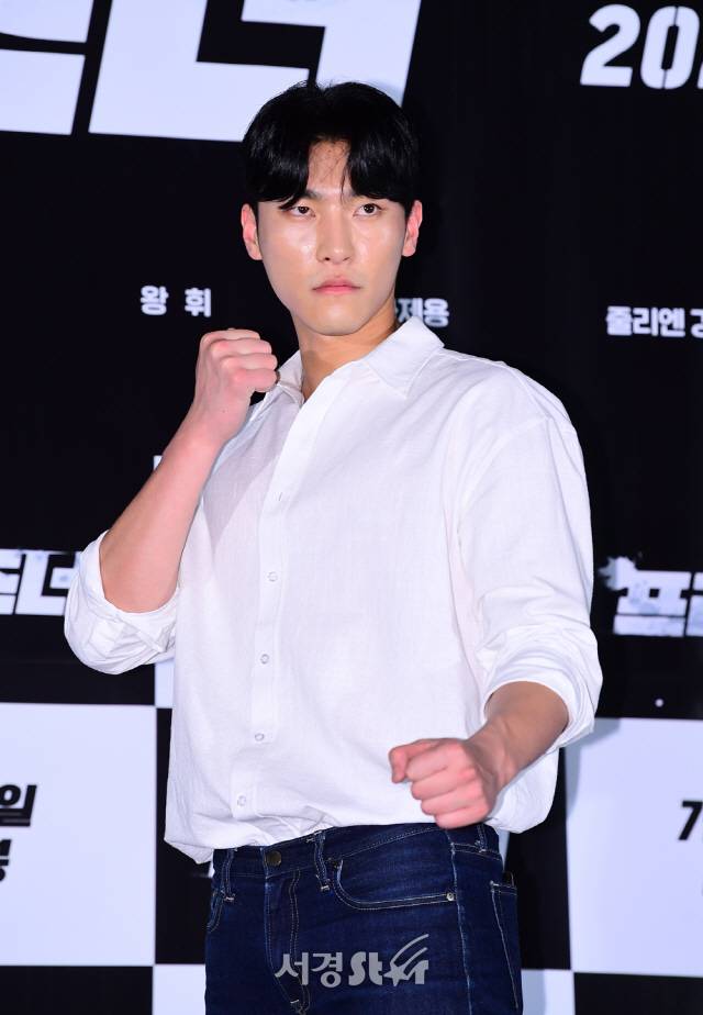 포즈 취하는 서인걸